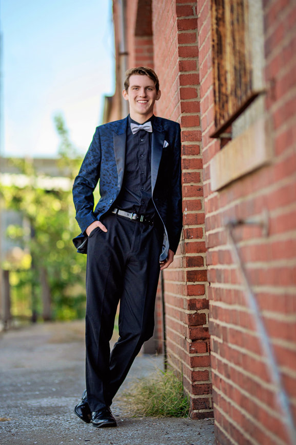 Looks I love - a guy in a suit! Senior portrait wardrobe ideas - Kansas ...